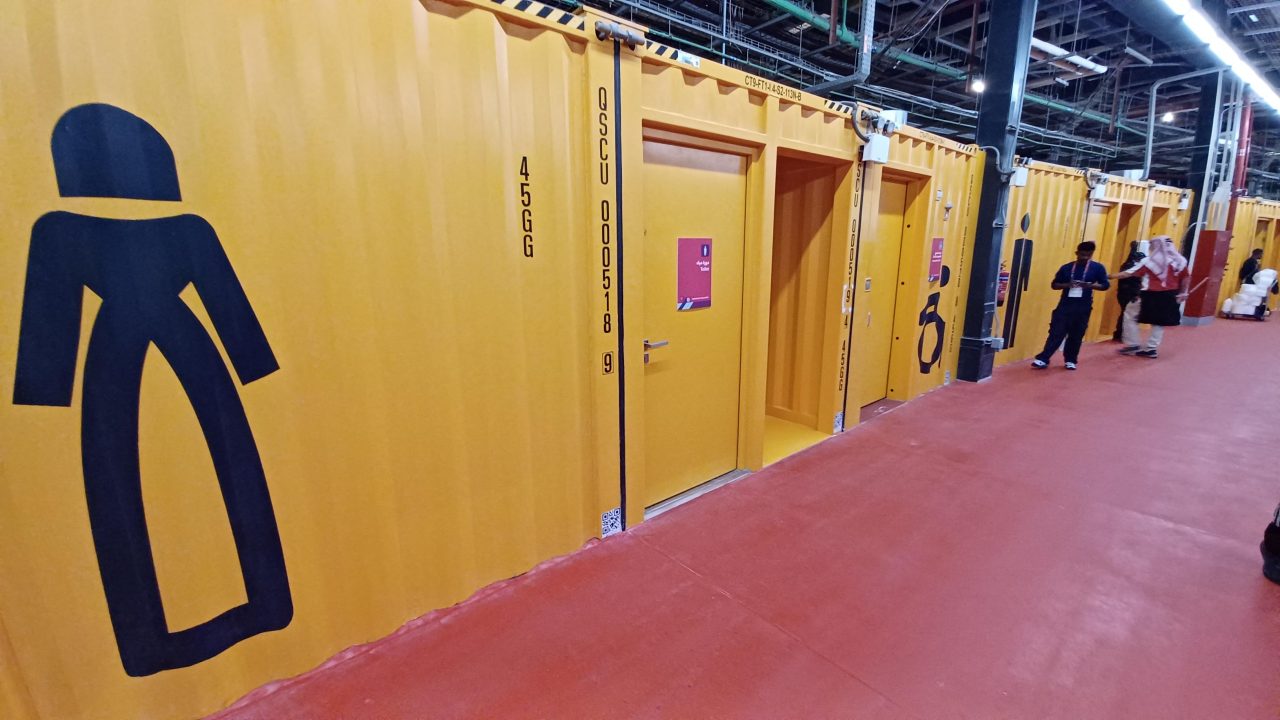 Toilets in Qatar - lifting the lid on what goes down here - DebbieDerry